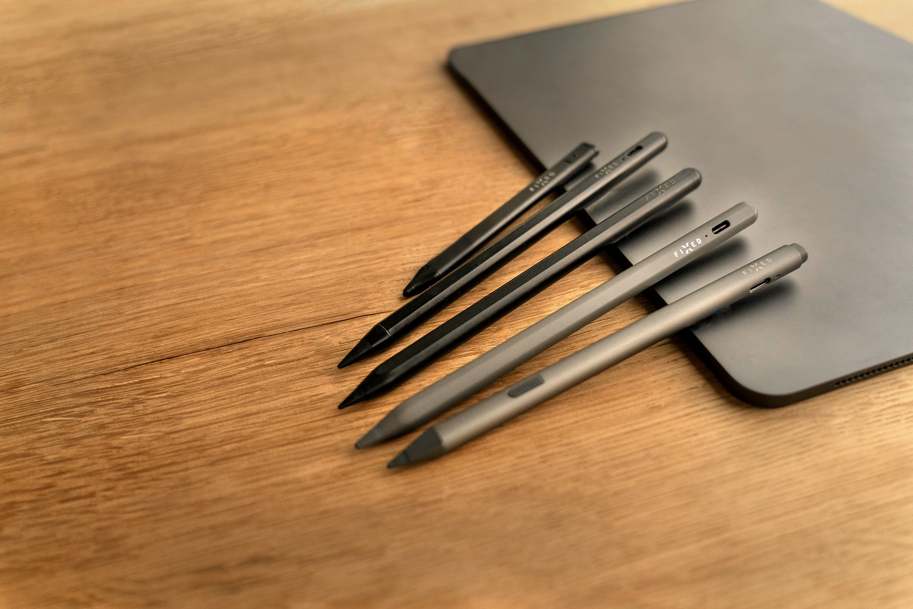 Stylus FIXED Graphite Pro a „papírové sklo“ PaperGlass udělají z tabletu dokonalý a chráněný ...